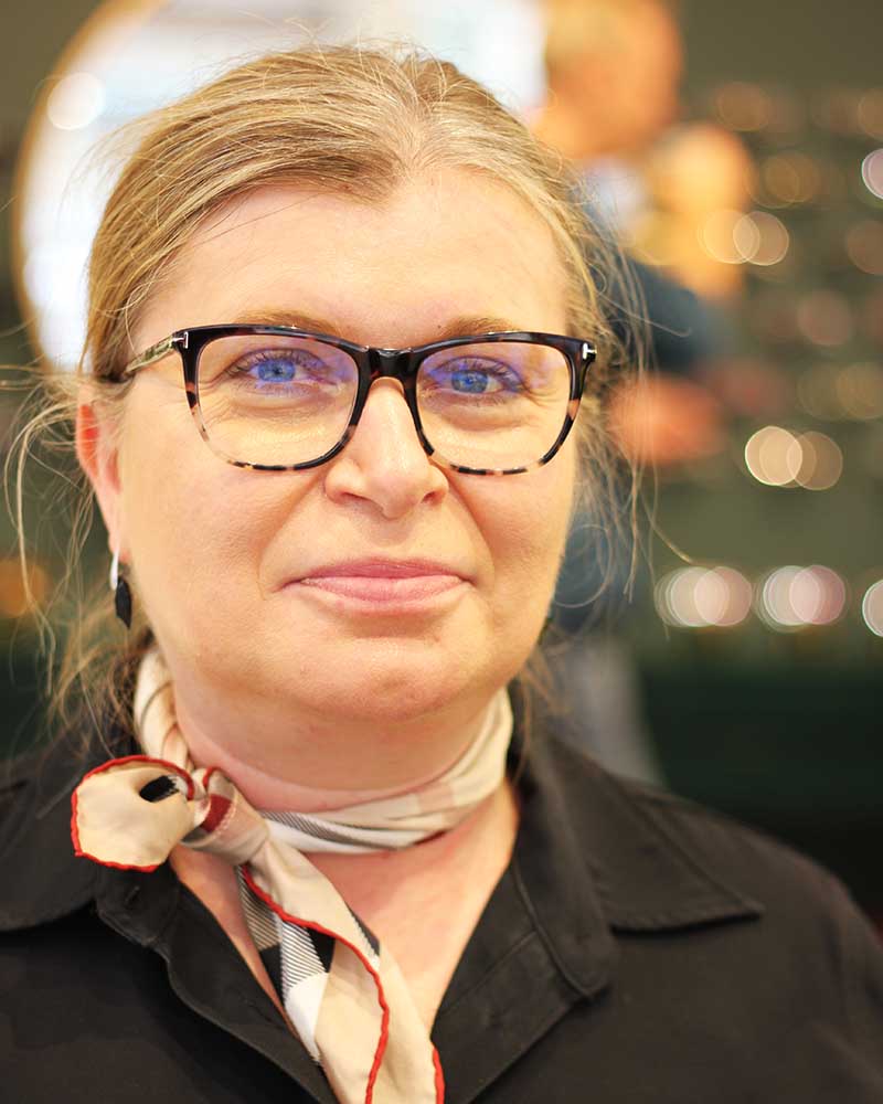 Tanja visar två snygga glasögon